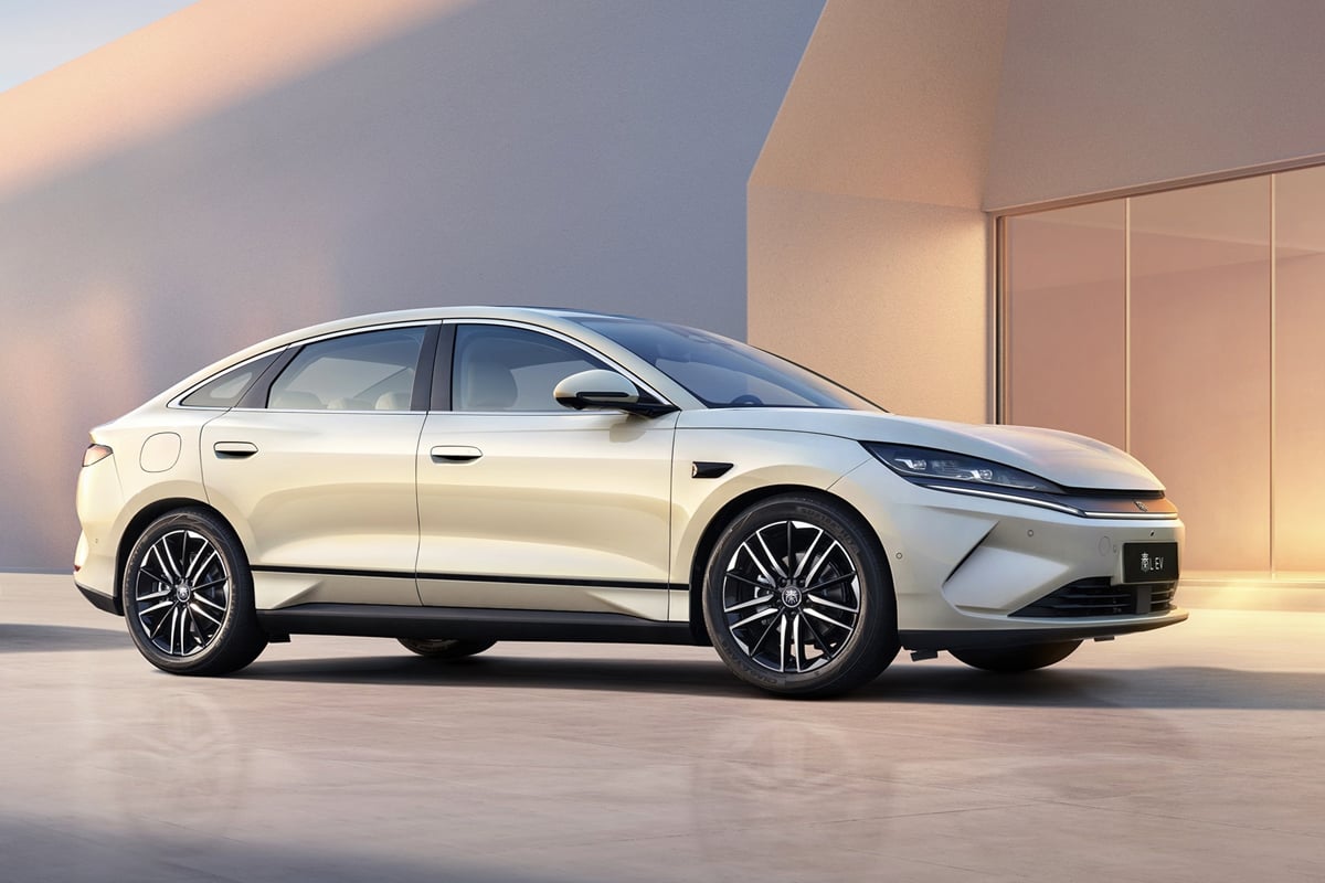 "모델 3보다 100KM를 더?".. 가격까지 절반 수준에 그치는 '초가성비' 전기 車