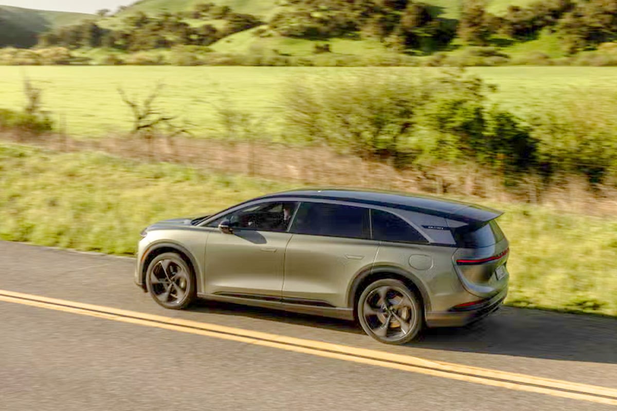 "제로백 3초대가 700km 간다".. 1억 넘는 전기 SUV에 아빠들이 환호하는 '이유'