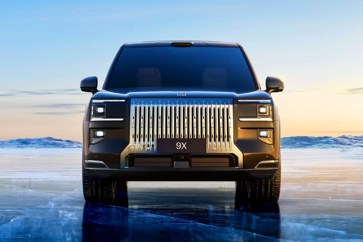 "이 크기에 제로백이 3초?".. 롤스로이스 닮은 대형 하이브리드 SUV 등장