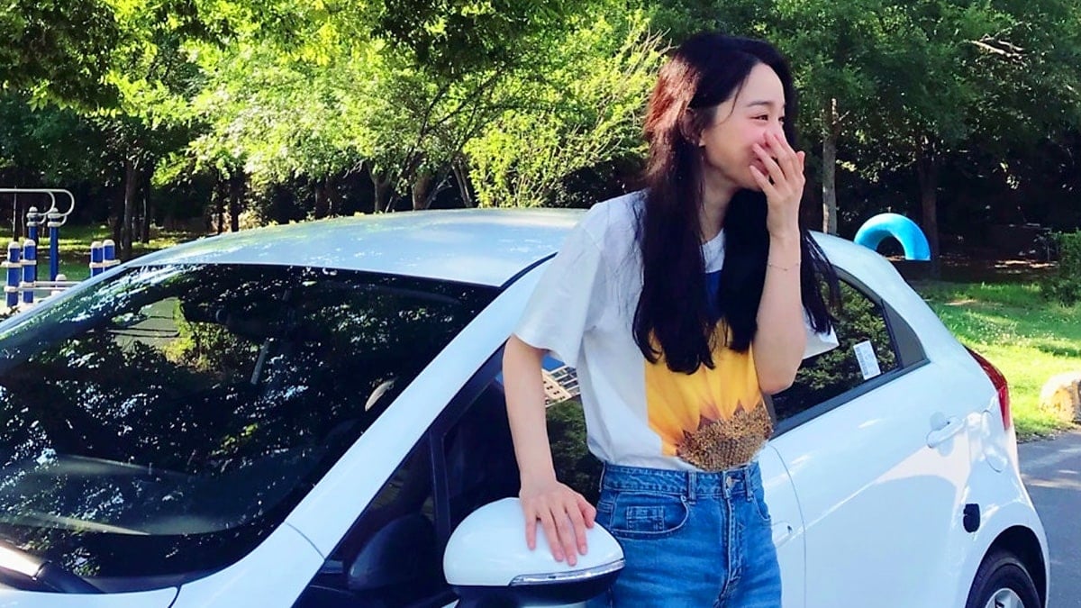 "20억 버는데 차가 400만 원?"… 배우 신혜선이 10년 된 '이 車'를 아직도 타는 이유