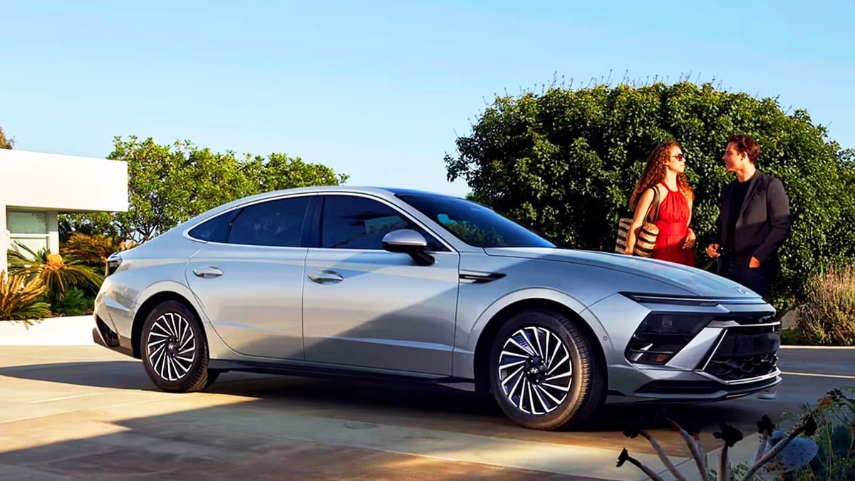 현대차 쏘나타를 390만 원 '뚝' 떨어진 가격에... 아반떼보다 싸게 사는 중형 세단